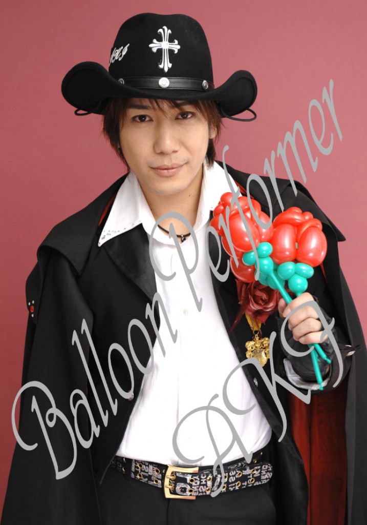 【ba06】実力とビジュアルを兼ね備える貴公子、華麗なるバルーンパフォーマー | 大道芸人派遣・パフォーマー出張手配